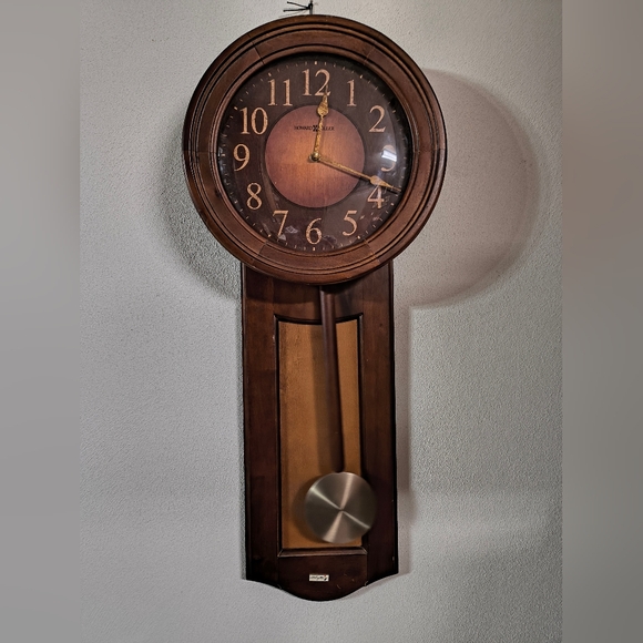 Howard Miller | Accents | Vintage Howard Miller Wood Avery Wall Clock ...